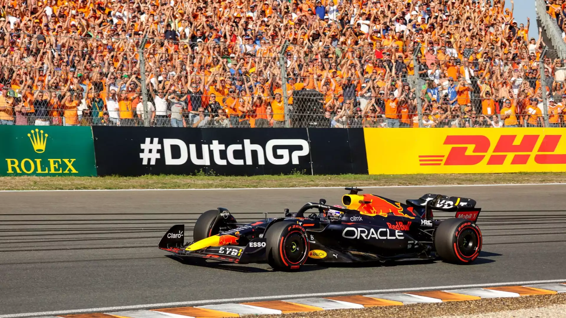 Formula 1, Zandvoort: Max Verstappen beffa Charles Leclerc e si prende la pole position